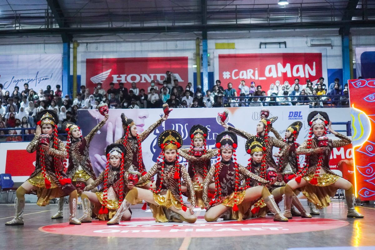 Sparkling Usung Tari Topeng Kelana, Nmixx Berdandan Ala Mafia | DBL ID