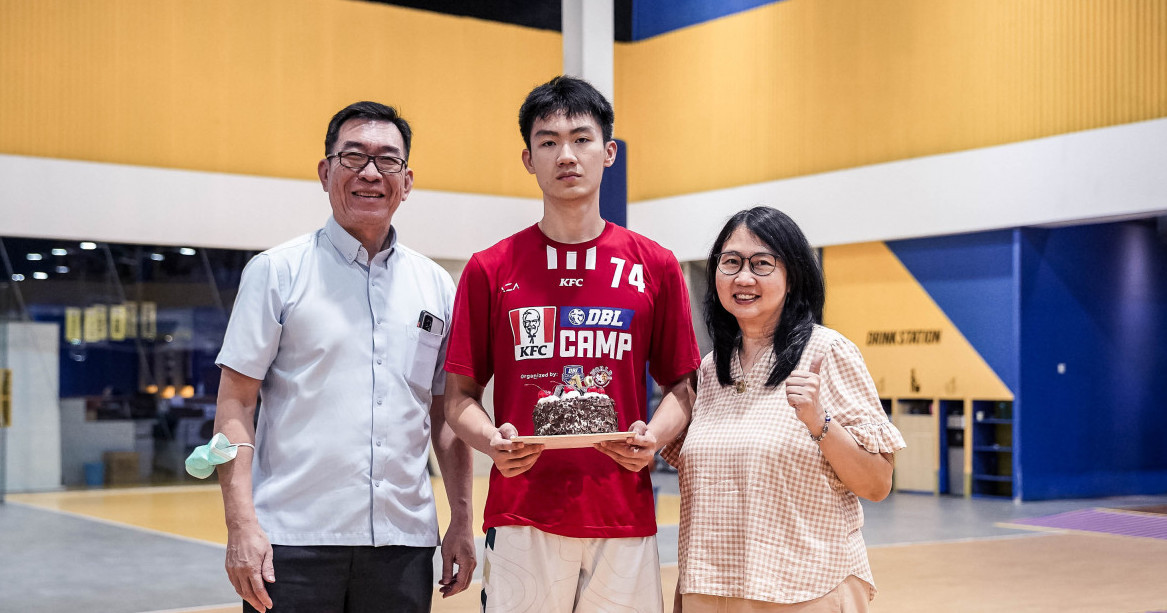 Cliff Louis Dapat Surprise dari Orang Tua ketika Pemusatan Latihan DBL ...