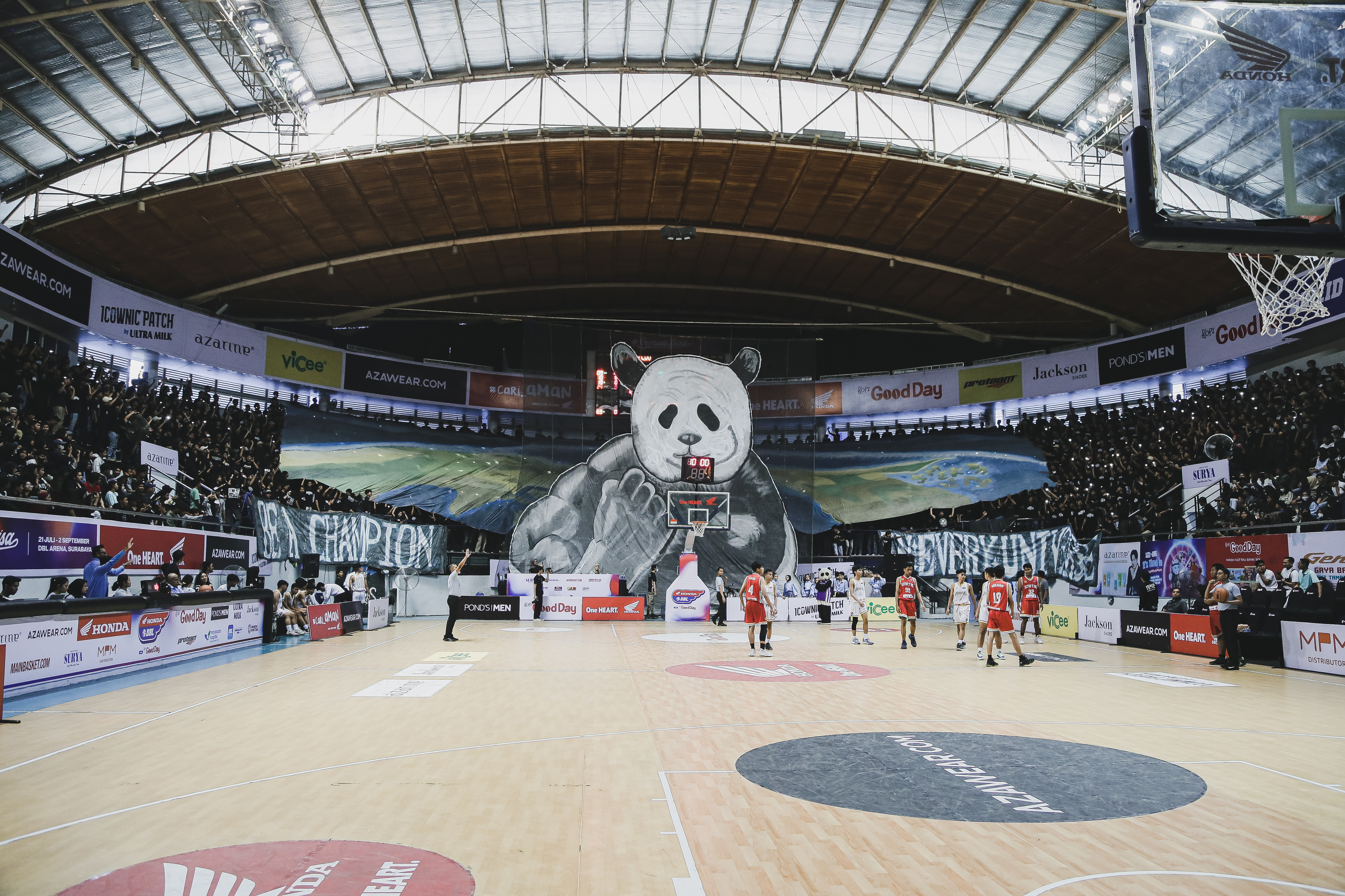 Bangun Dari Istirahatnya, Ultras Smekda Pukau DBL Arena Dengan Aksinya ...
