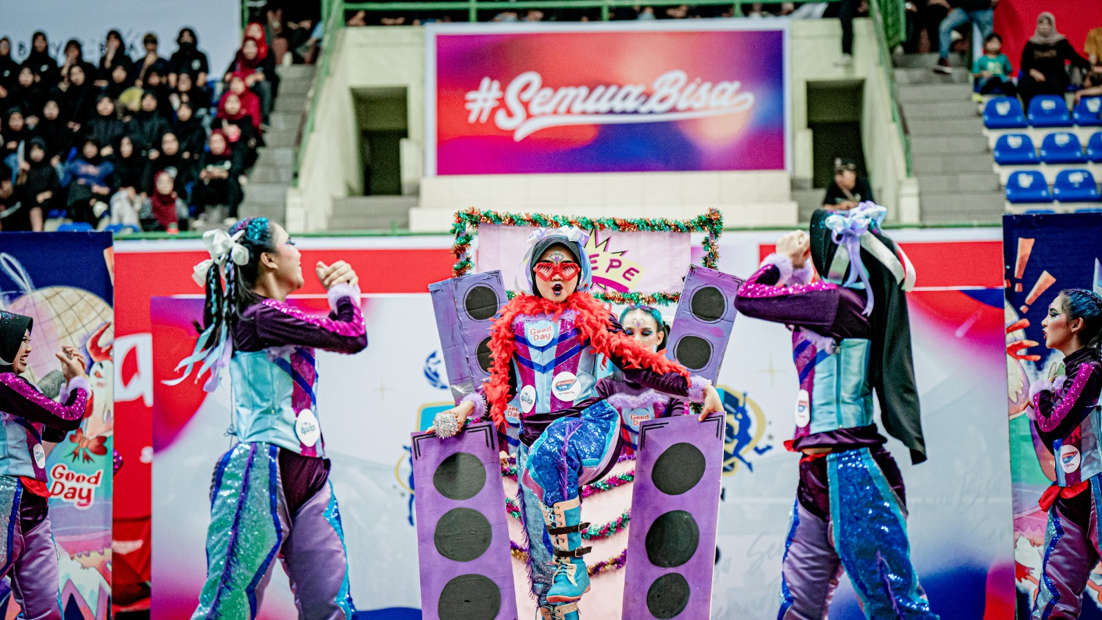 TDC Usung Tema Konser, Exscosmadabadance Tampil Manis dengan Kostum ...