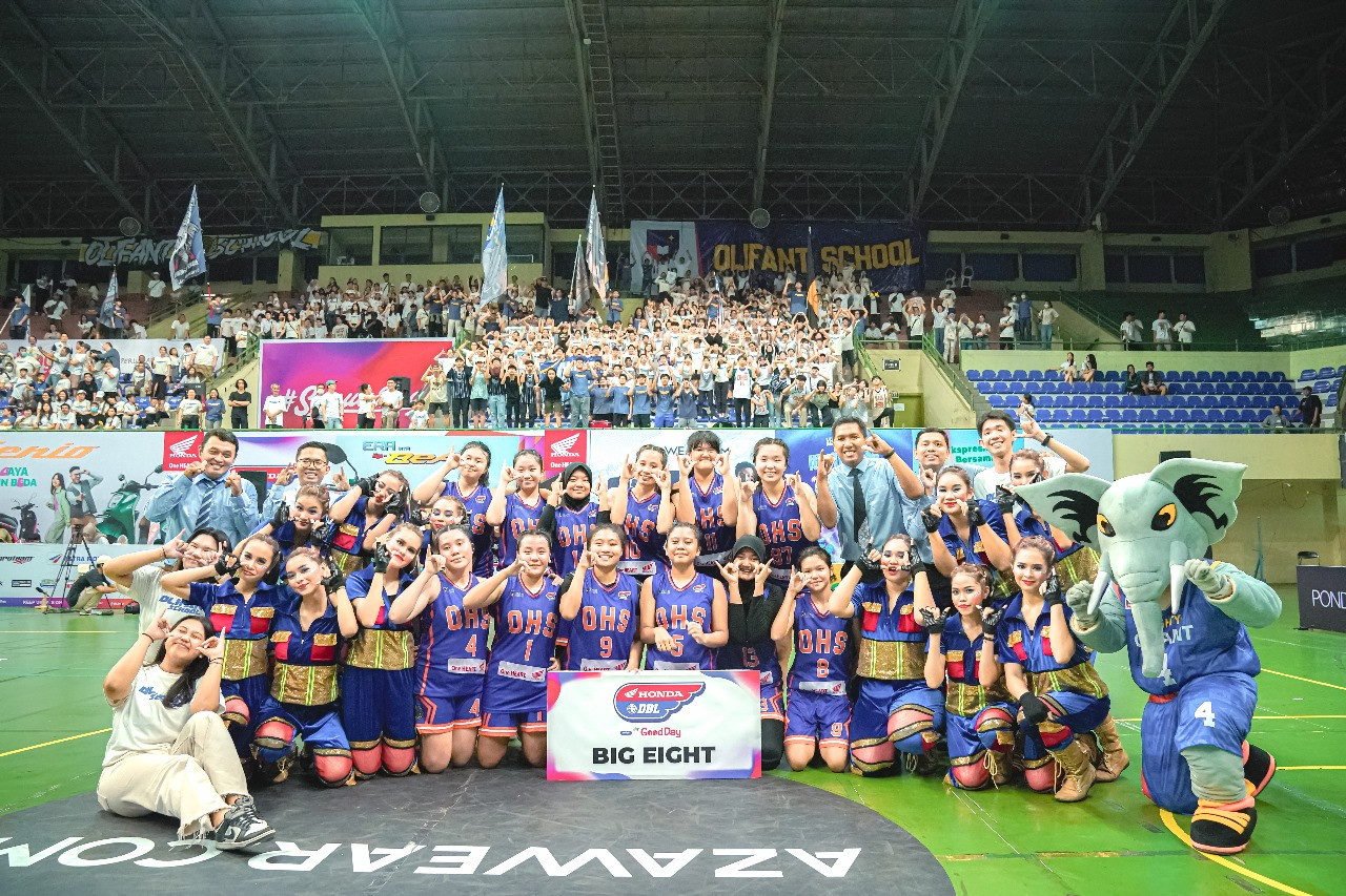 Olifant Segel Tiket Playoffs Terakhir, Evangeline Yvonne Koprol di ...