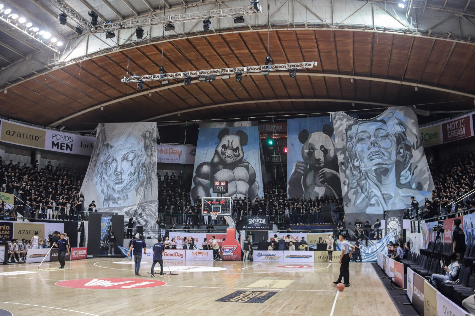 12 Gambar Ilustrasi pada Momen Nribun Pertama Ultras Smekda Musim Ini ...