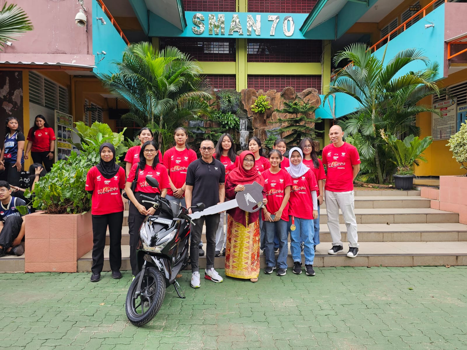 Dapat Hadiah Motor dari Honda, Sekolah Beri Apresiasi yang Merata untuk ...