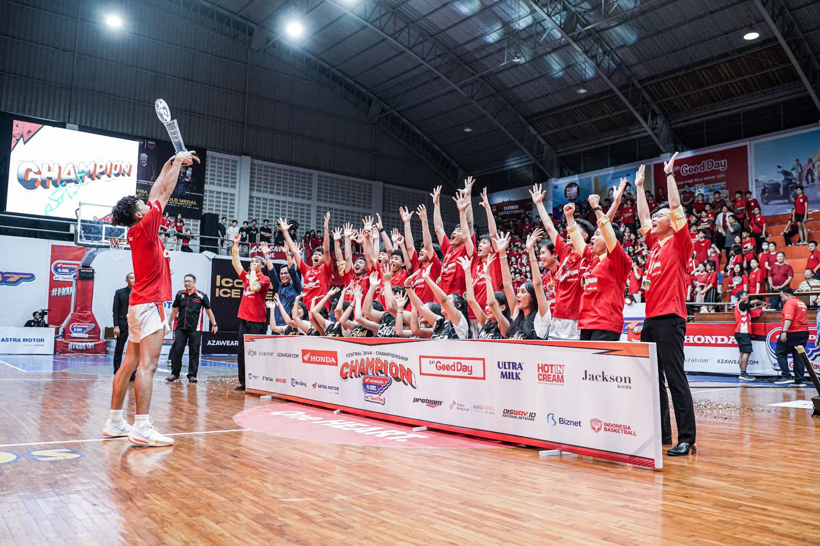Momen Spesial Warga Surakarta di GOR Sahabat Semarang | DBL ID
